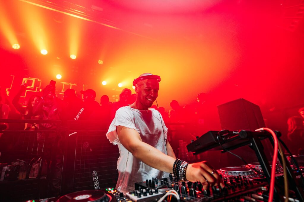 Deep Root Tribe llega a Cova Santa de la mano de Francis Mercier